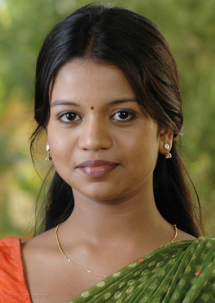 Telugu Actress Bhavya Cute Photoshoot Stills ~ Cinindya