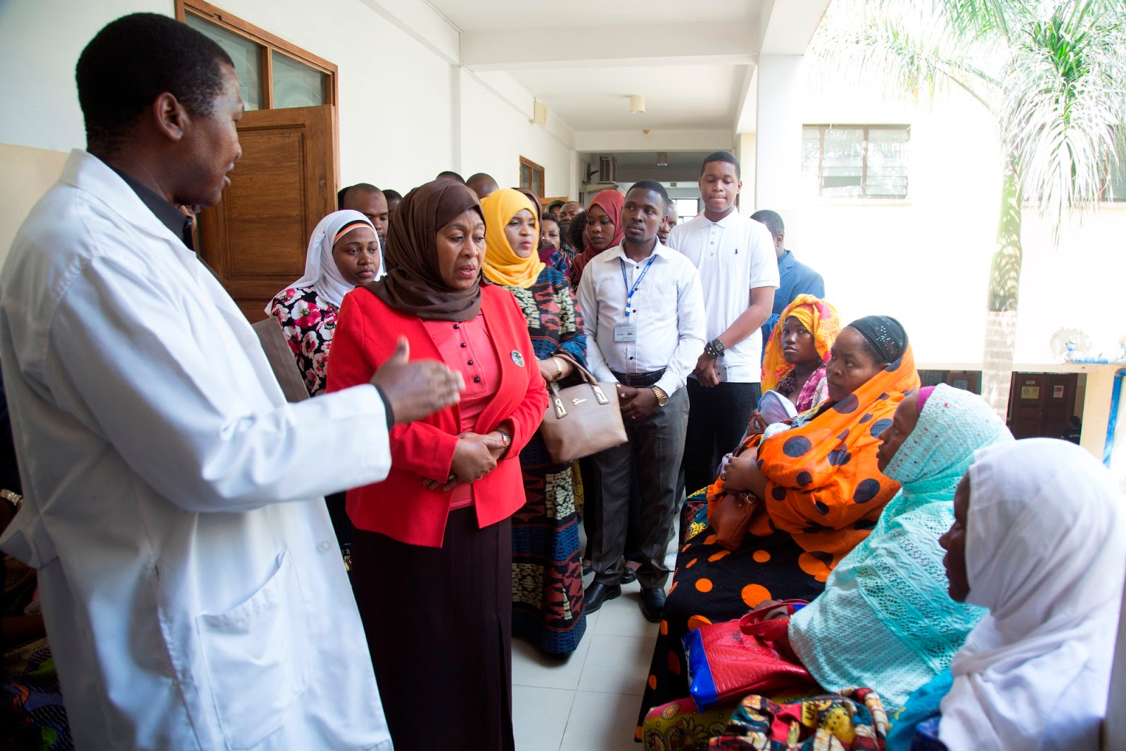 MATUKIO @ MICHUZI BLOG: MAKAMU WA RAIS AKABIDHI VIFAA VYA KUSAIDIA ...