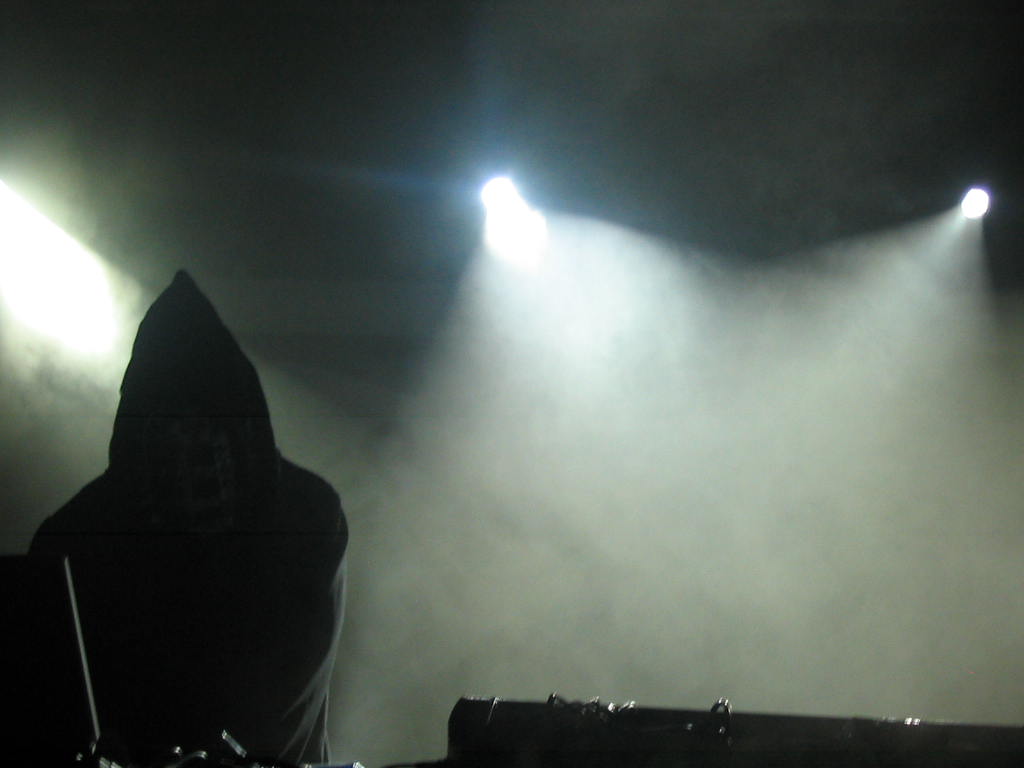 ghostcapital: Tim Hecker- Live at La Sala Rossa / Montreal (NKS, 2-10-11)