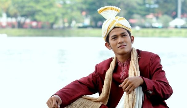 Johan As'ari (Botak Juvana) Dan Umie Aida Joget Bollywood Di Tepi Tasik ...