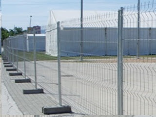 Valla metálica o cerramiento metálico provisional.