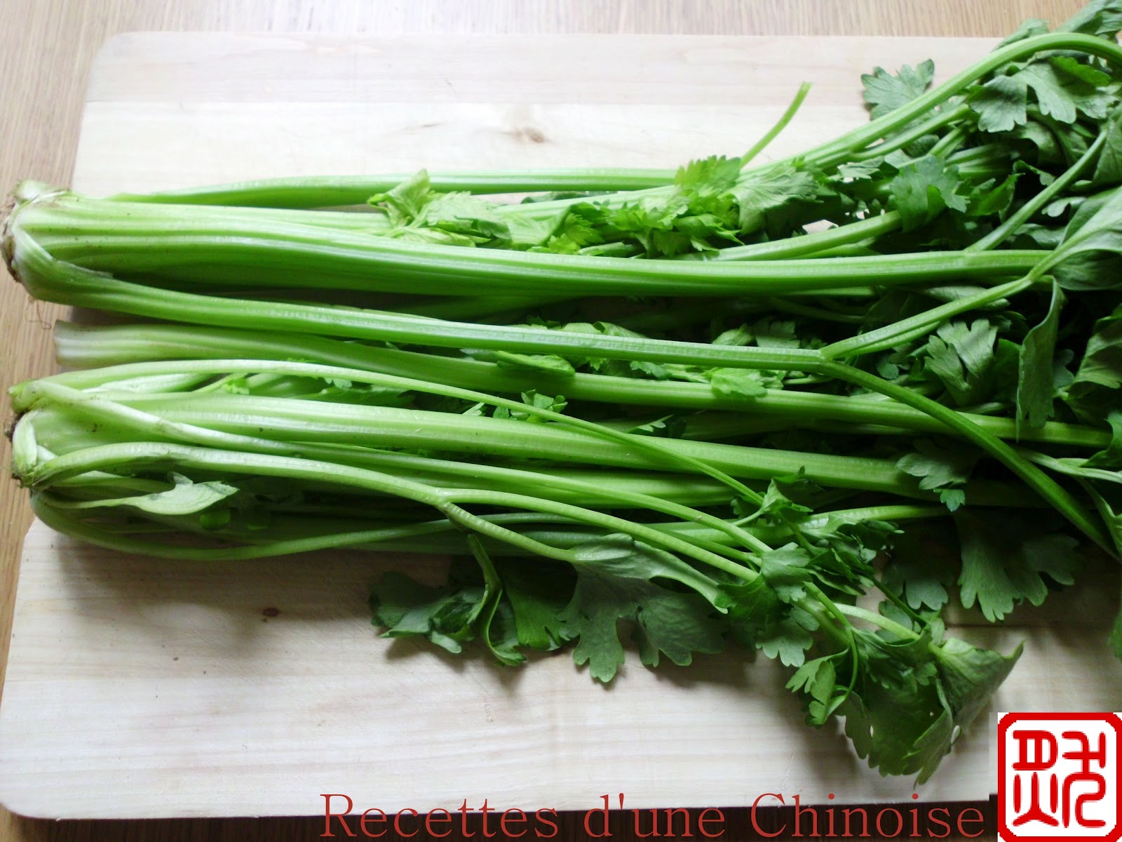 Recettes d'une Chinoise: Céleris chinois sautés au wok 炒芹菜 chǎo qíncài