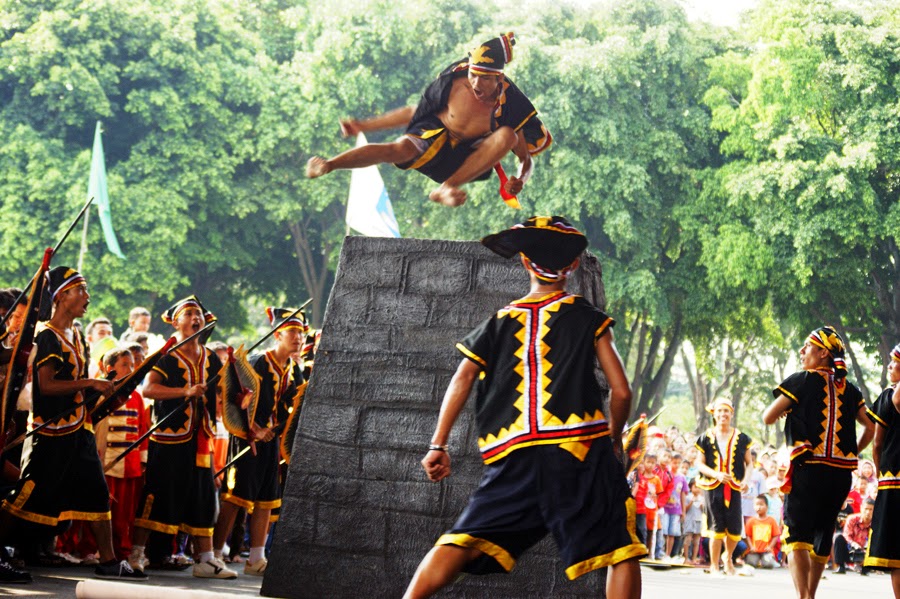 Fahombo a Jump Stone - Rite of Passage in Nias Island Indonesia ...