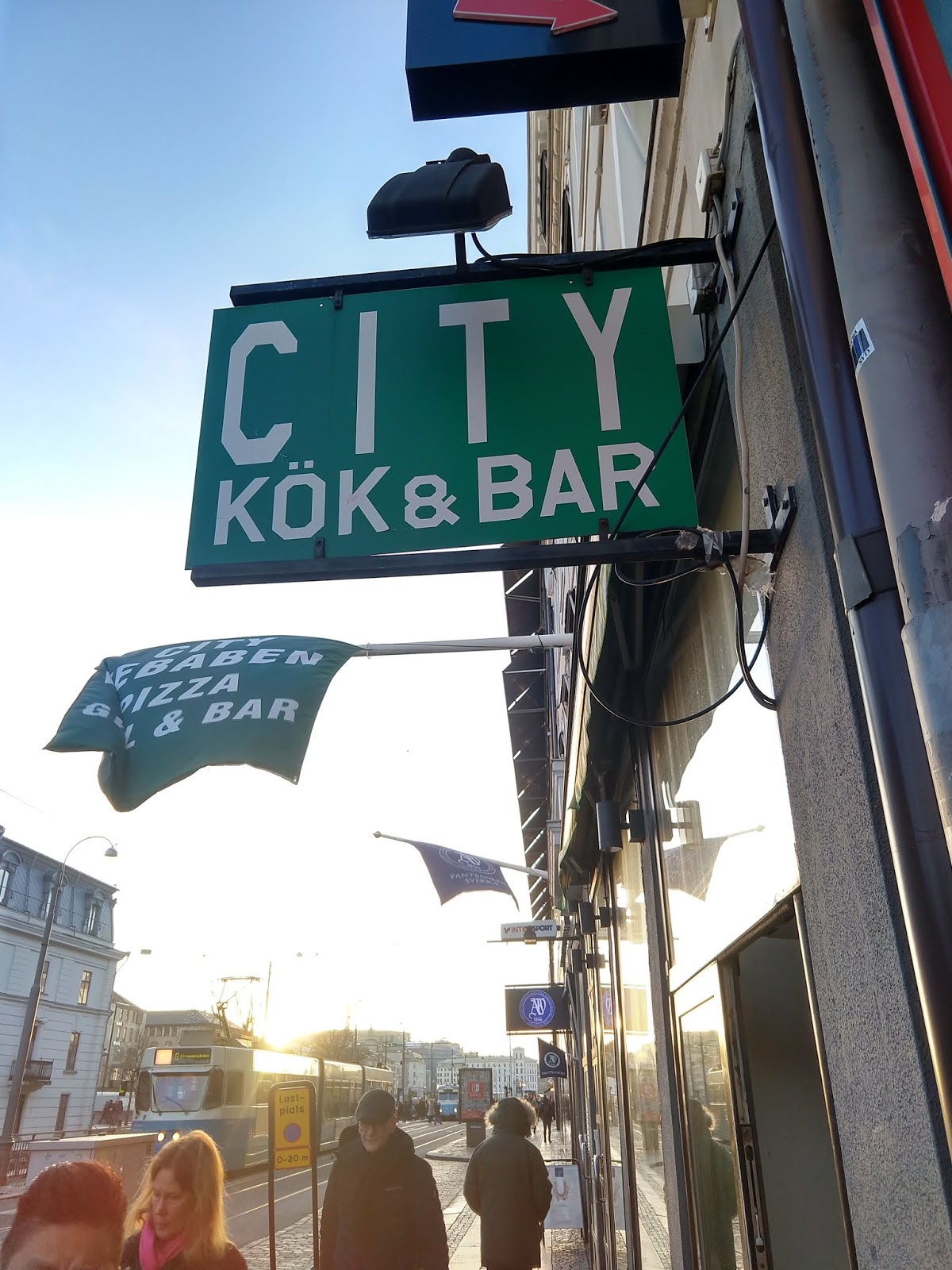 Sunkhak Göteborg: City Kebab & Bar: Office in the front, party in the back