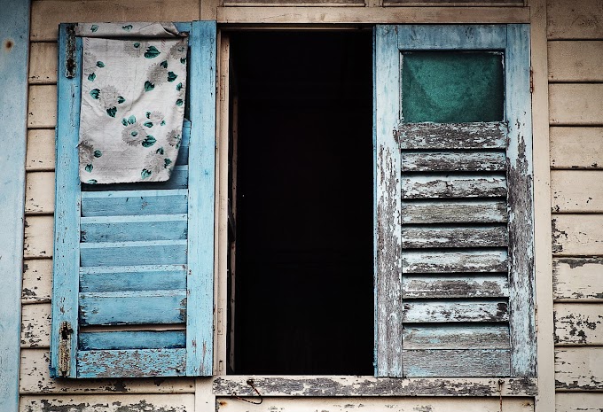 Tingkap Kayu Usang