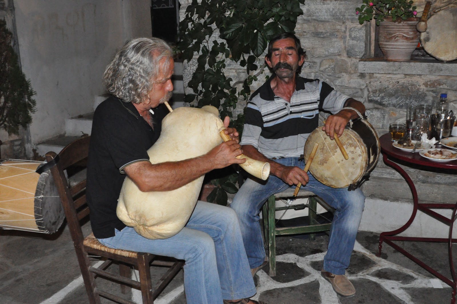 giorgosbourolias: με τσαμπουνα και τουμπακι στο φιλωτι (ναξος)