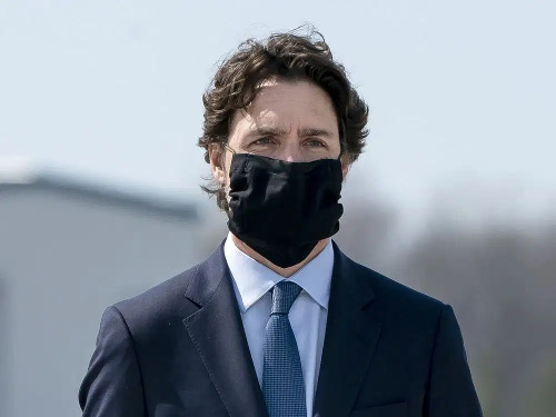 Justin Trudeau Now Wears Face-masks (photos)