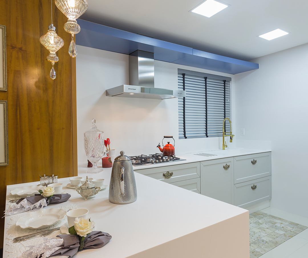 Cozinha azul, branca e amadeirada com bancada em corian e puxadores ...