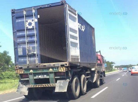 Alasan Truk Kontainer Dibiarkan Terbuka Saat Kosong ~ Madjongke