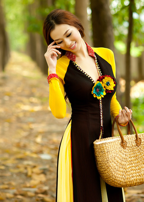 Model Khanh My in Vietnamese long dress designed by Thuan Viet ...