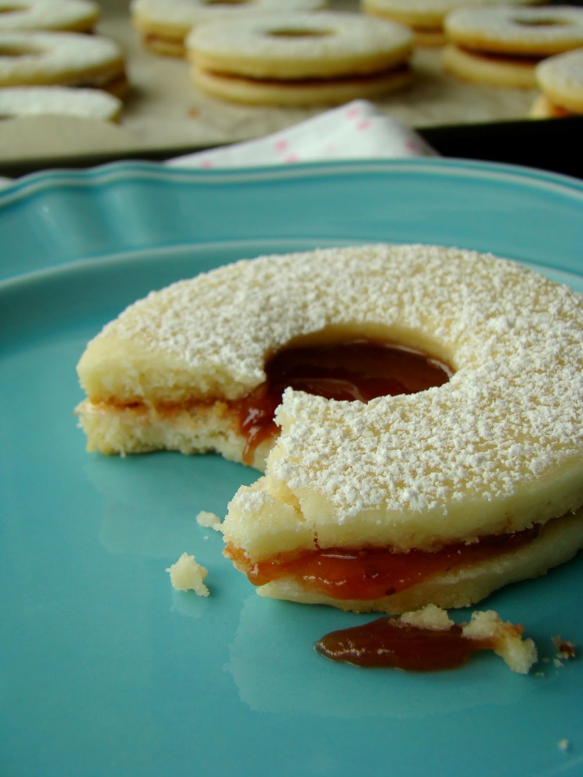 Peekaboo jam cookies
