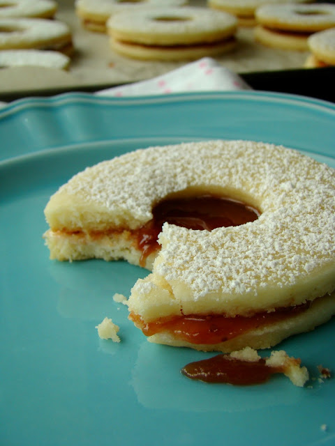 Peekaboo jam cookies