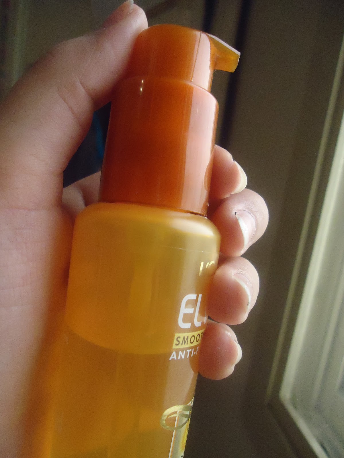 .: Loreal Elvive Smooth Intense Anti Frizz Serum....
