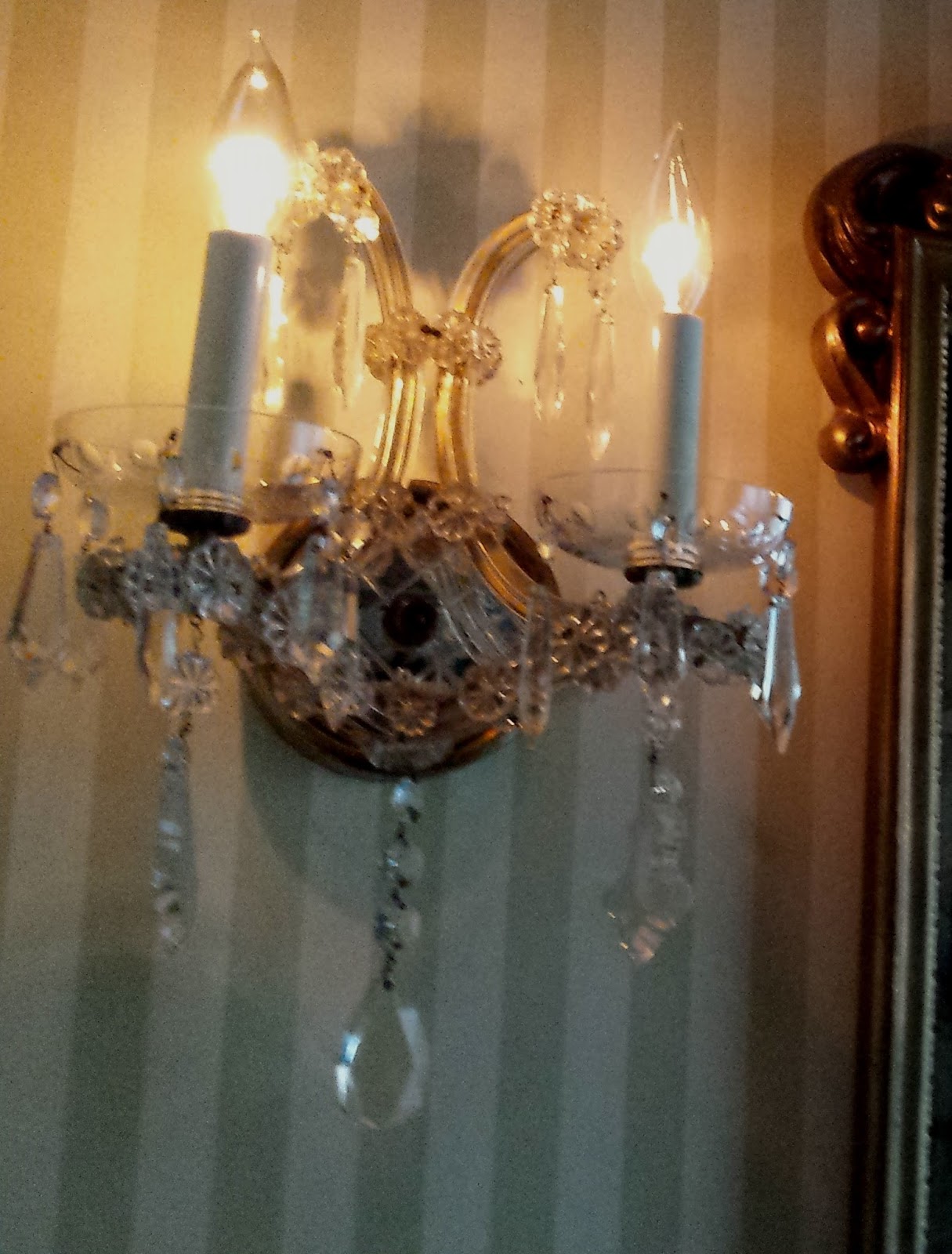 Eye For Design: Decorating With Antique Crystal Sconces