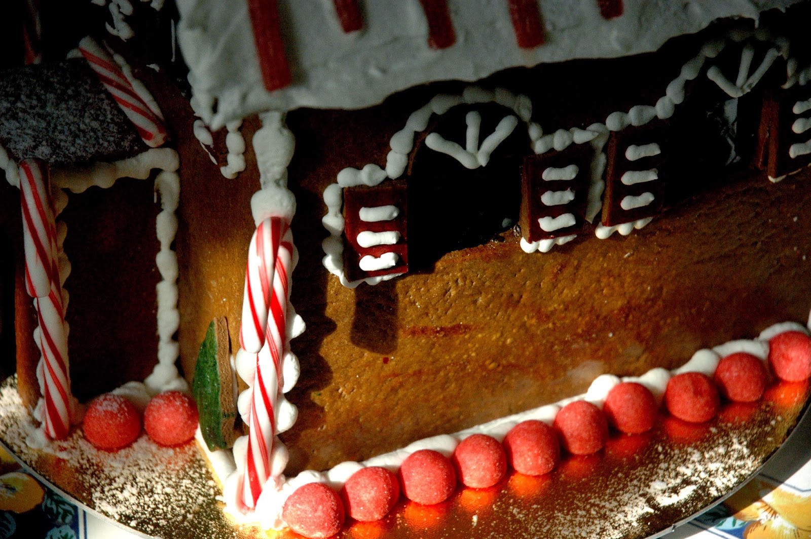 DUDE FOR FOOD: A Gingerbread Home for the Holidays