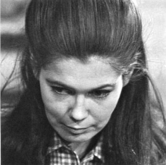 Shadows on the Wall: An Online Dark Shadows Fanzine: Victoria Winters