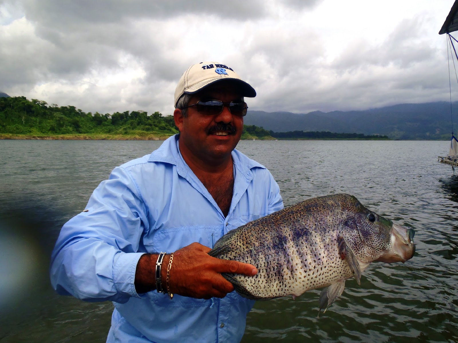 Arenal Sport Fishing Tours, La Fortuna, Costa Rica: Pesca de Guapote en ...
