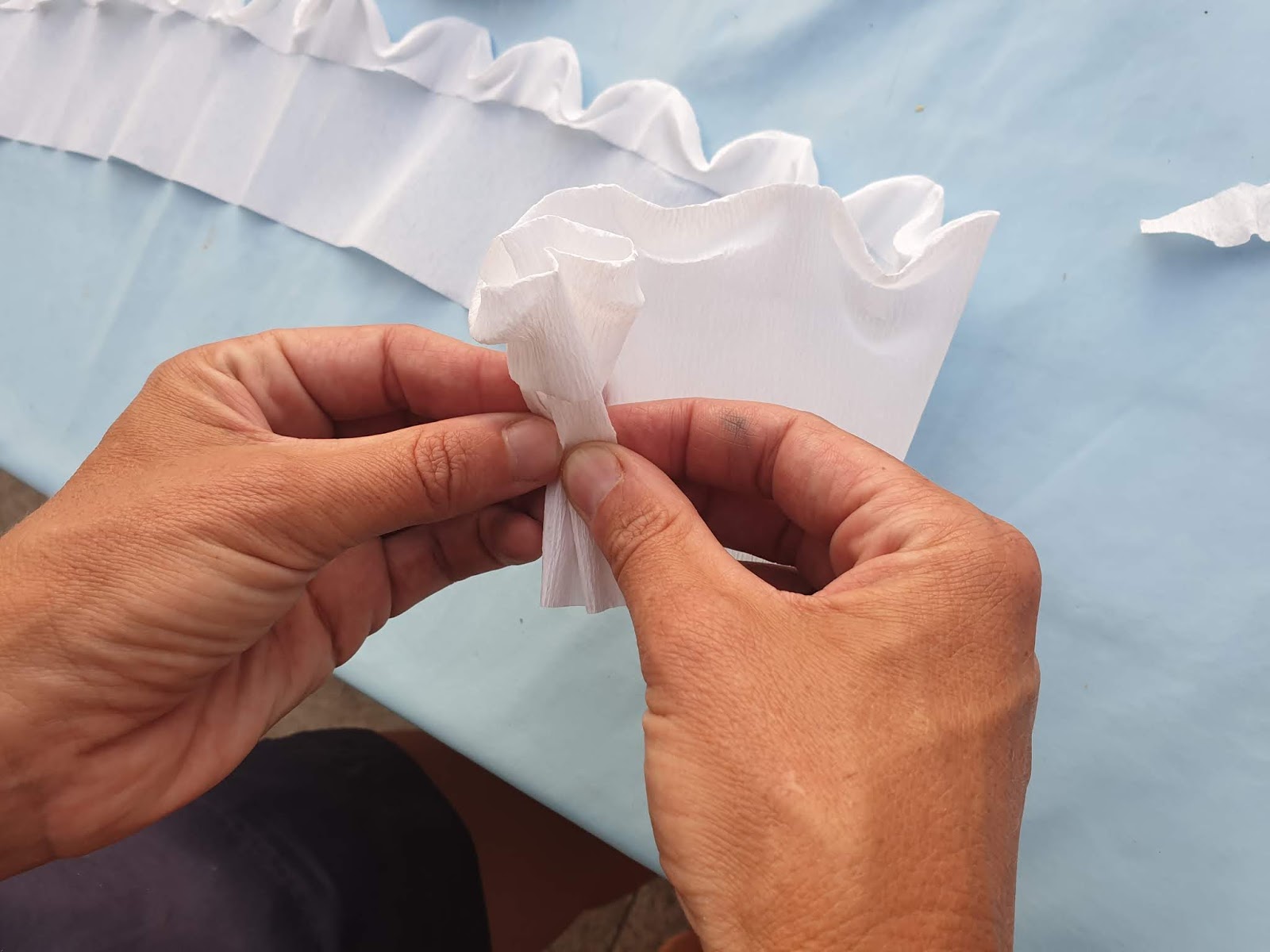 selber machen: Krepp Papier Rosen und Krepp-Papier Schleifen