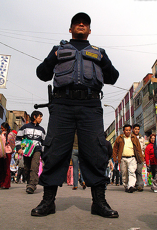 Vigilantes En Lima Perú: Los "Guachimanes" o "Guachi" Peruanos ...