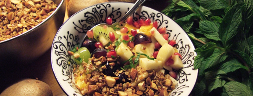 Fruktsalat med mynte og mandelkrokan | Snaddervaffel