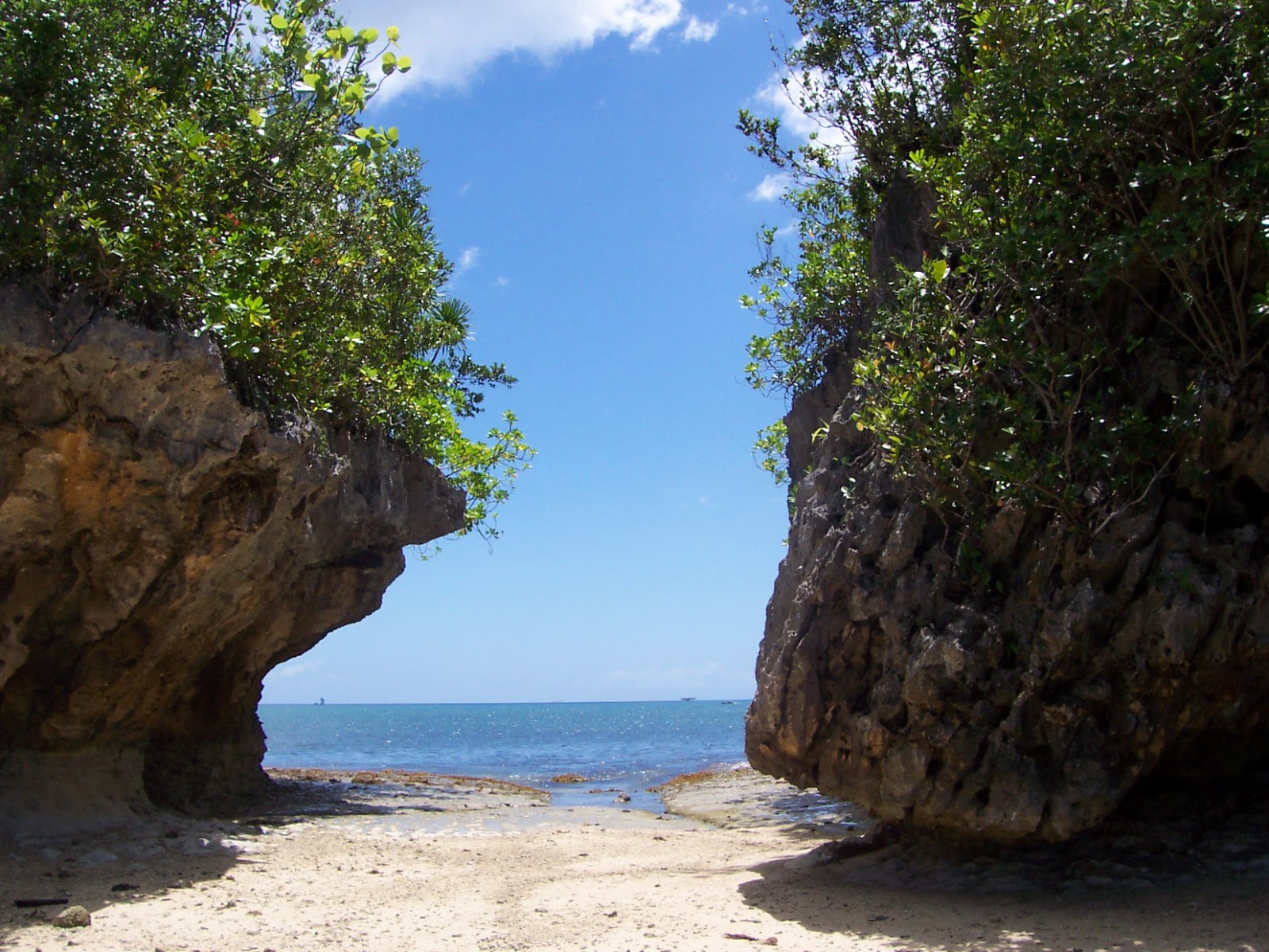 BEACHES AND CHURCHES: Marabut Islands in Samar