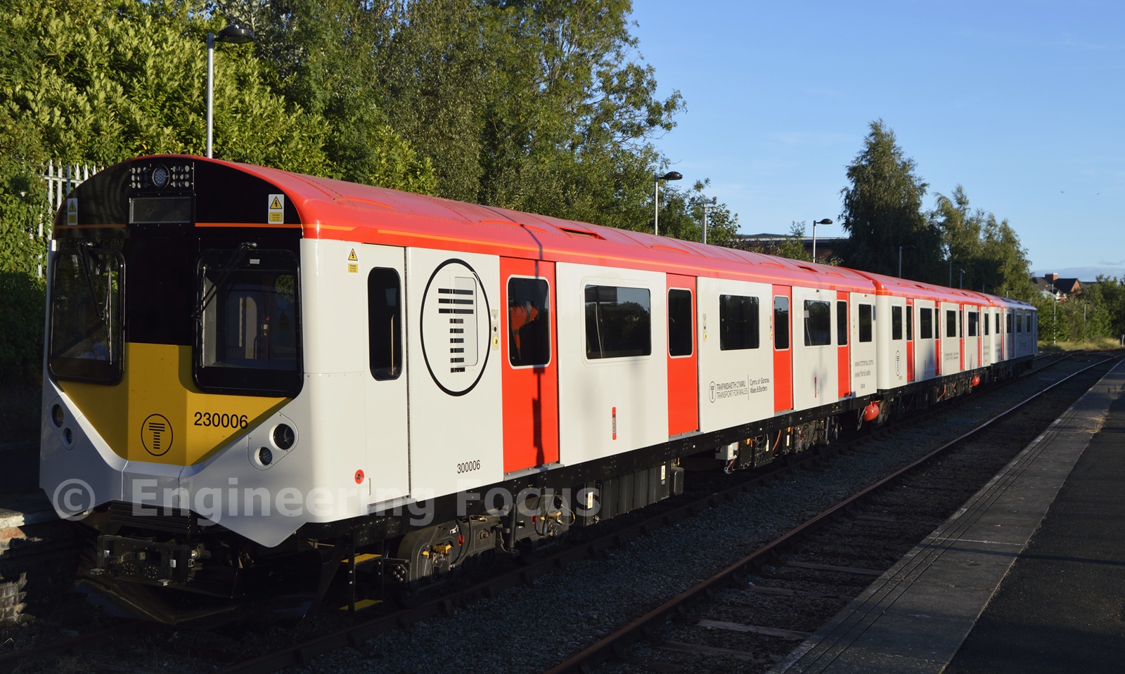UK first, class 230 hybrid train arrives at Wrexham