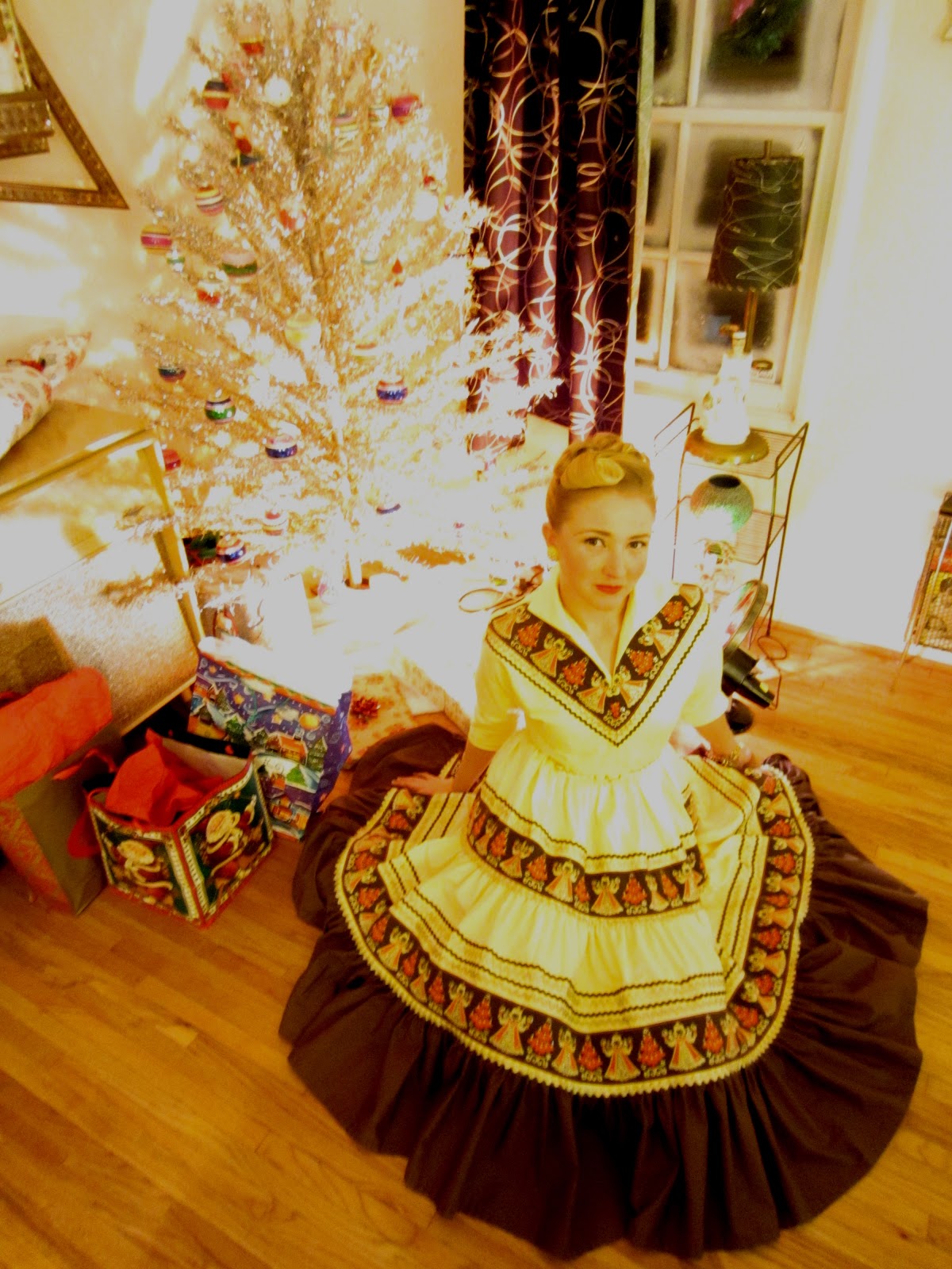 wacky tacky: Sew What?! Christmas on the Patio: A Holiday Squaw Dress
