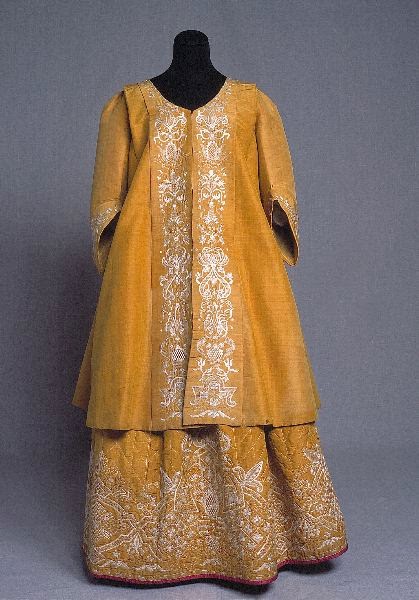 Isis' Wardrobe: The Robe Volante in art and reality