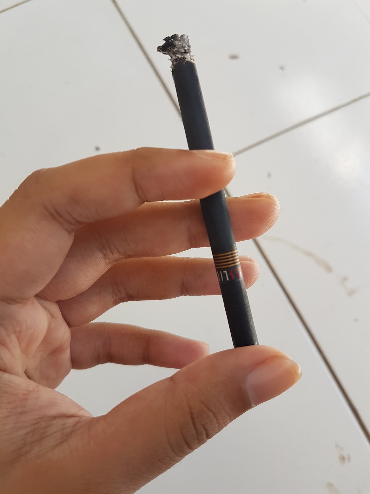 Neslite Black Edition, SKM LTLN Pertama dengan Papir Berwarna Hitam