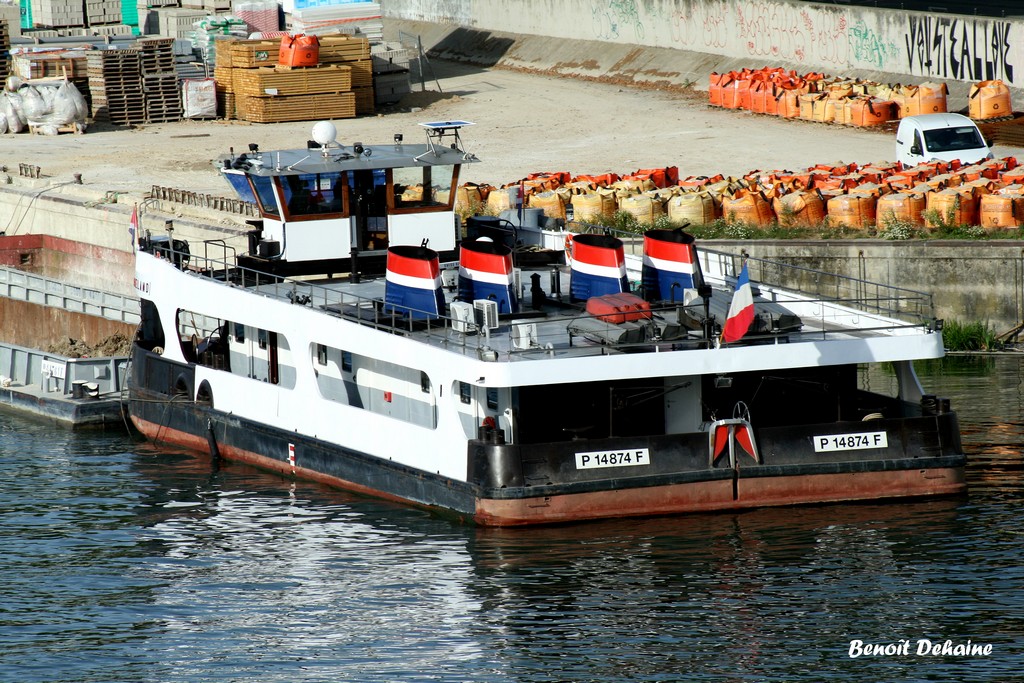 Le pousseur GOELAND, immobile avant l'effort, a aussi sa part de travail.
