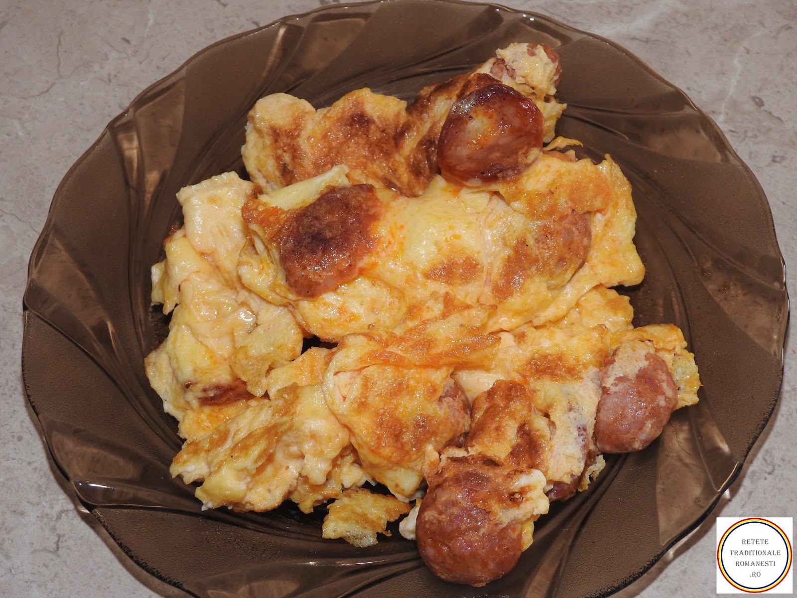 Omleta cu carnati reteta | Retetetraditionaleromanesti.ro