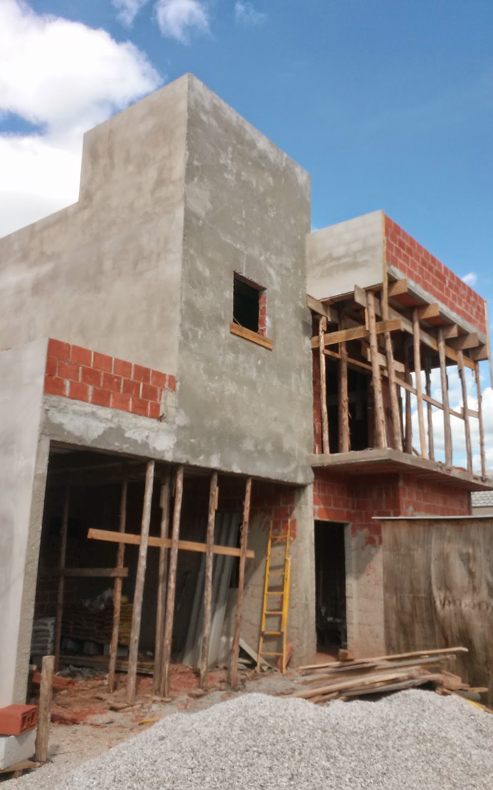 CONSTRUINDO CASAS: Reboco externo acabando...