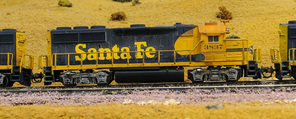 Needles Division Santa Fe RR N Scale: 1981 TOFC/COFC led by GP50 3825