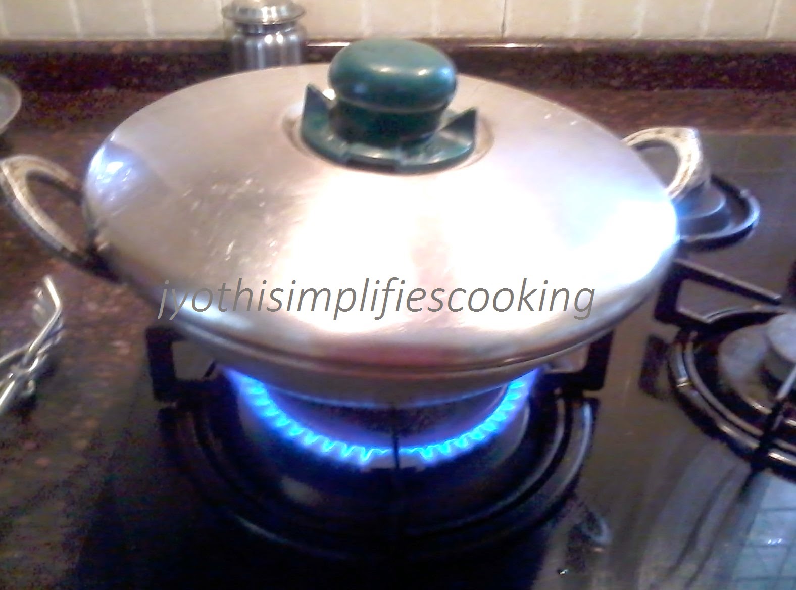 AVARE KALU ROTTI/ MOCHAKAI ROTTI/ANUMA GINJULA ROTTI/SURTI PAPADI RICE ROTI