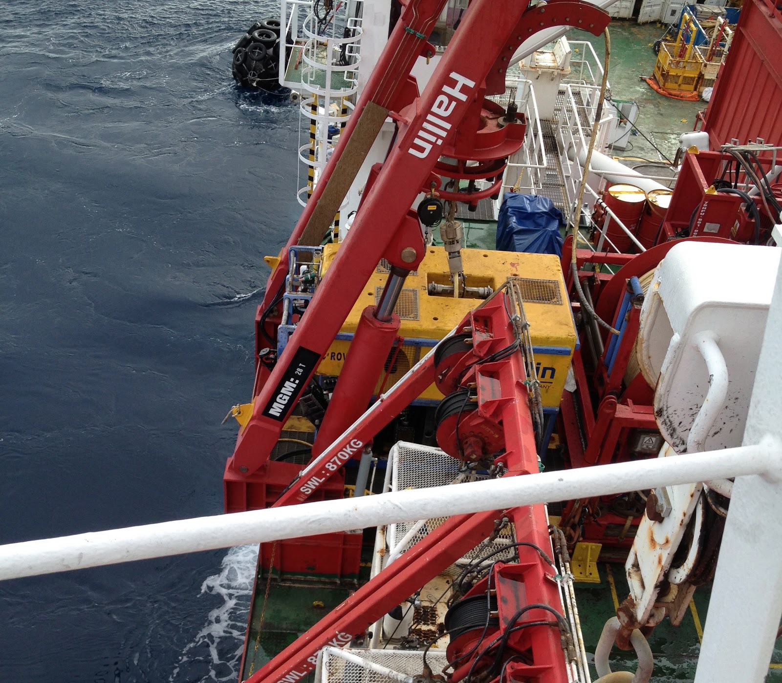 Teh C Kosong: LAUNCHING AND RECOVERY ROV