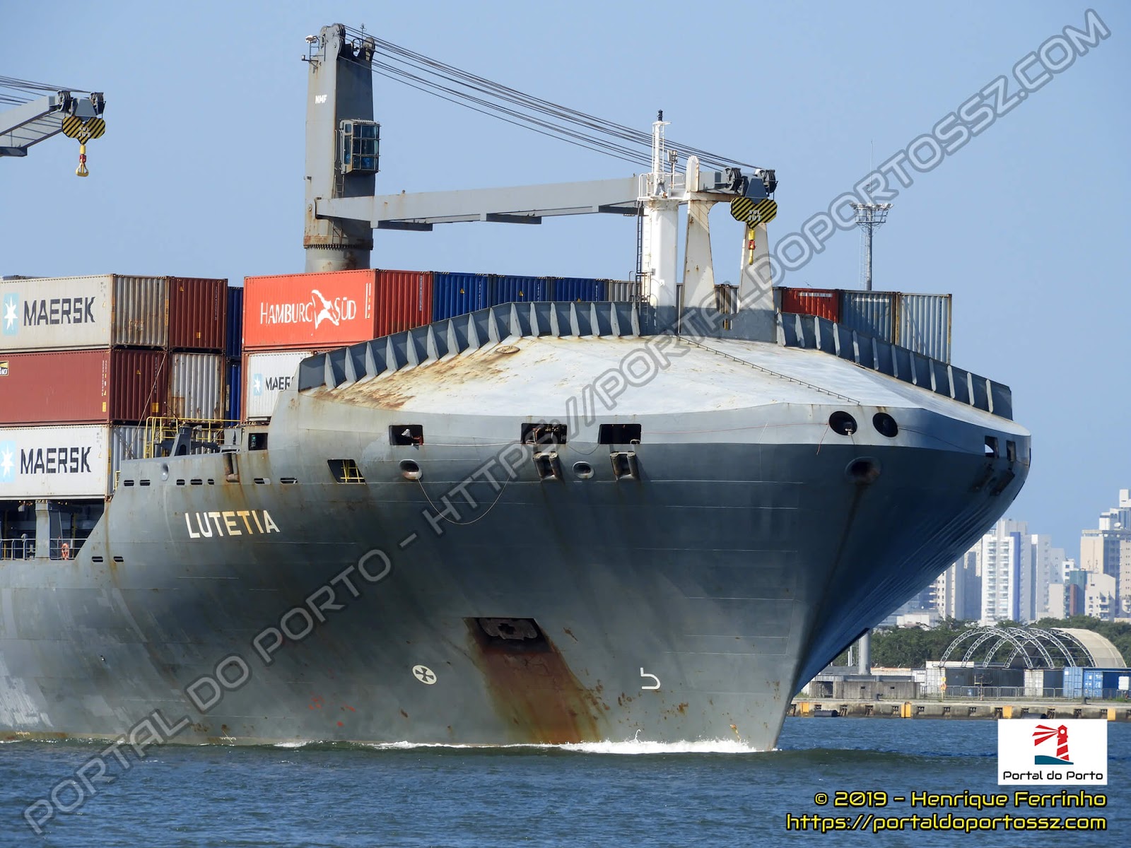 Lutetia com chaminé da HAMMONIA Reederei - Portal do Porto