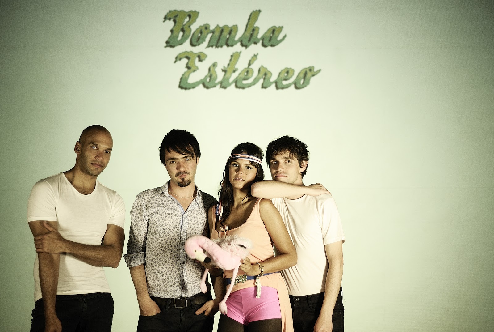 HiSTéRiCaS GrabacioneS: Bomba Estéreo - Elegancia Tropical (2012 ...