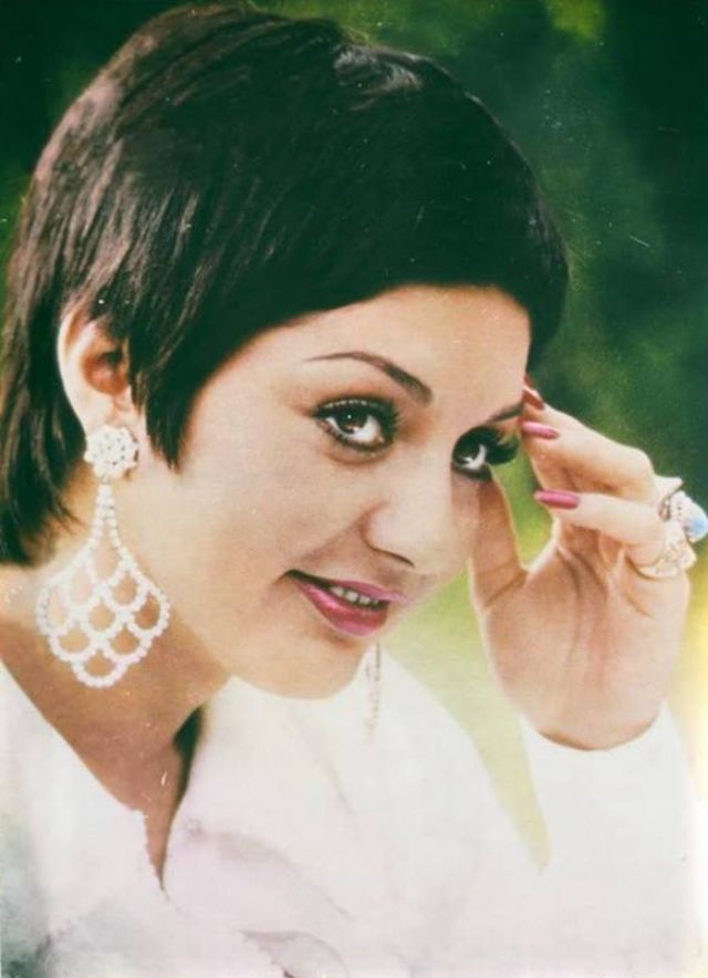 40 Fascinating Photographs of Googoosh, One of Iran's Biggest Pop Stars ...