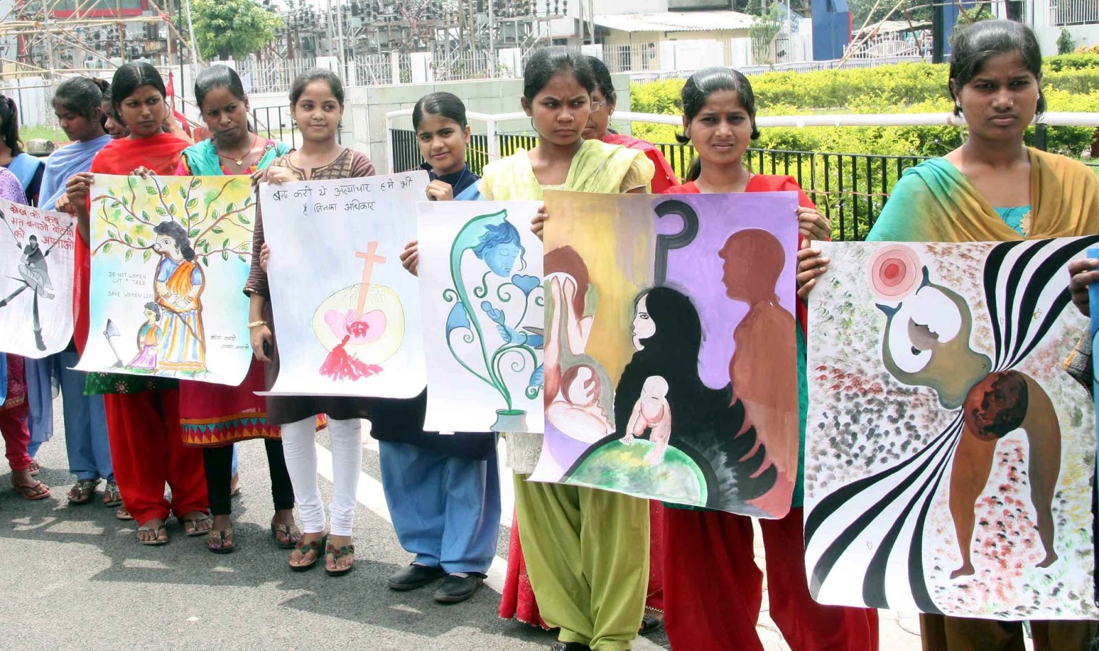 View Patna: Girls form human chain for a noble cause