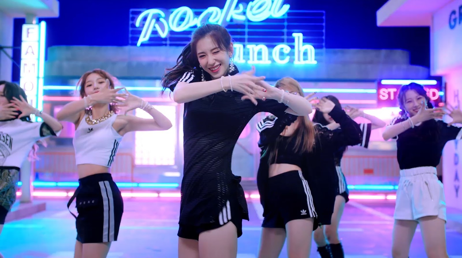 Woollimの新ガールズグループRocket Punch、デビュー曲「BIM BAM BUM」MVティーザー公開…高橋朱里の躍動感あるダンス ...