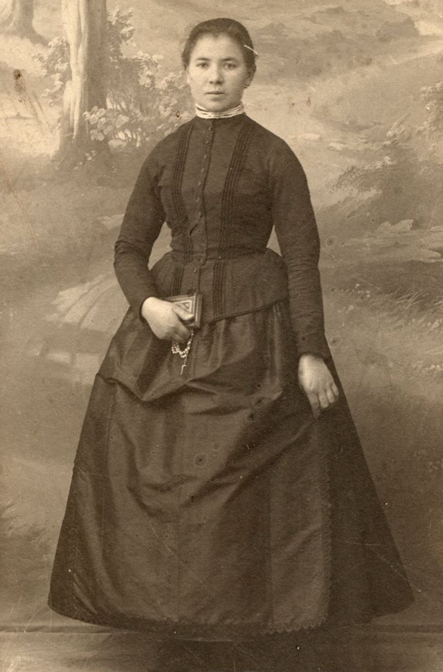 45 Amazing Photos Capture Victorian People Posing With Painted ...