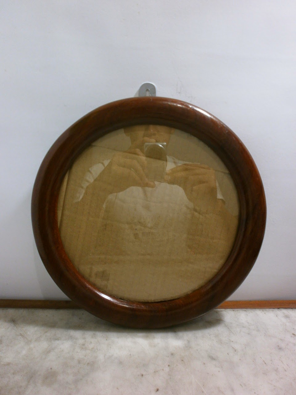 Antikpisan: Frame Foto Antik Berbentuk Bulat ( SOLD OUT / TERJUAL )