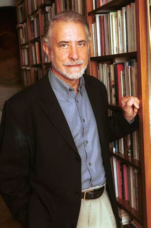 EL EREMITA: EL ESCRITOR JOSÉ MARÍA MERINO EN LA BIBLIOTECA DE CHINCHÓN.