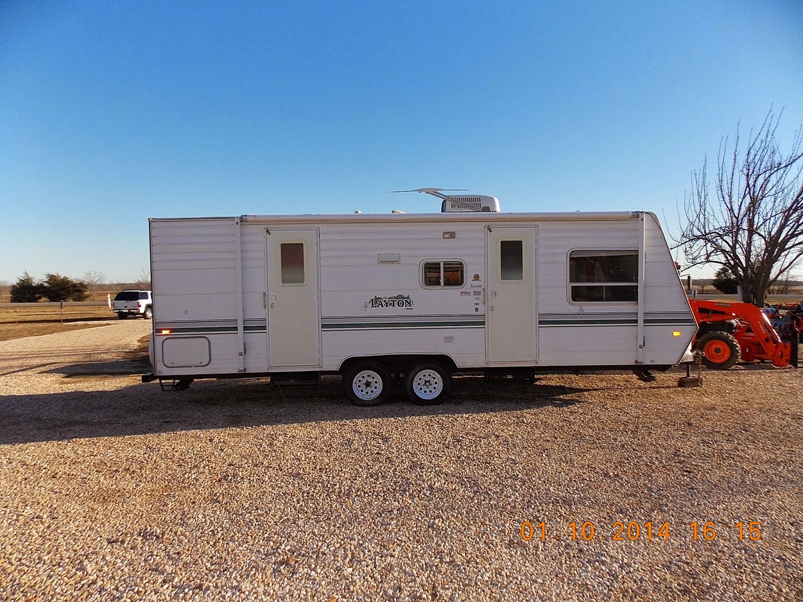 Parking Zone 82: 2001 LAYTON 27' TRAVEL TRAILER $5600