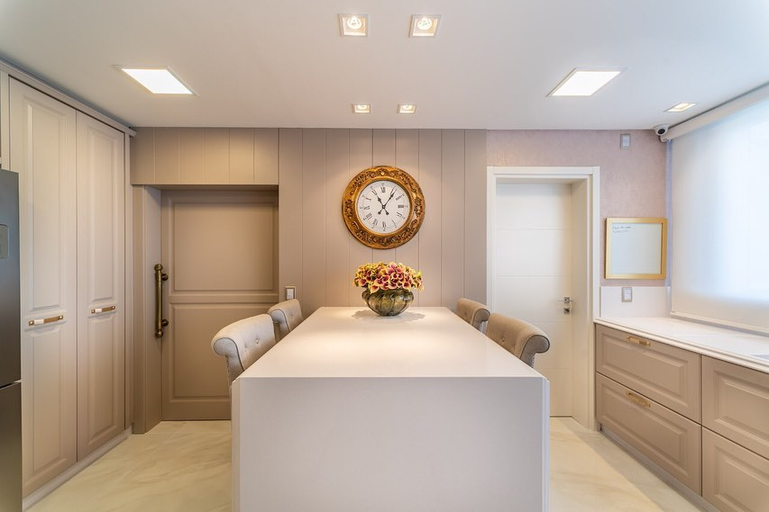 Cozinha clássica e sofisticada cor fendi com marcenaria exclusiva ...