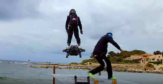 Skate voador bate recorde voando mais de 2Km sobre as águas