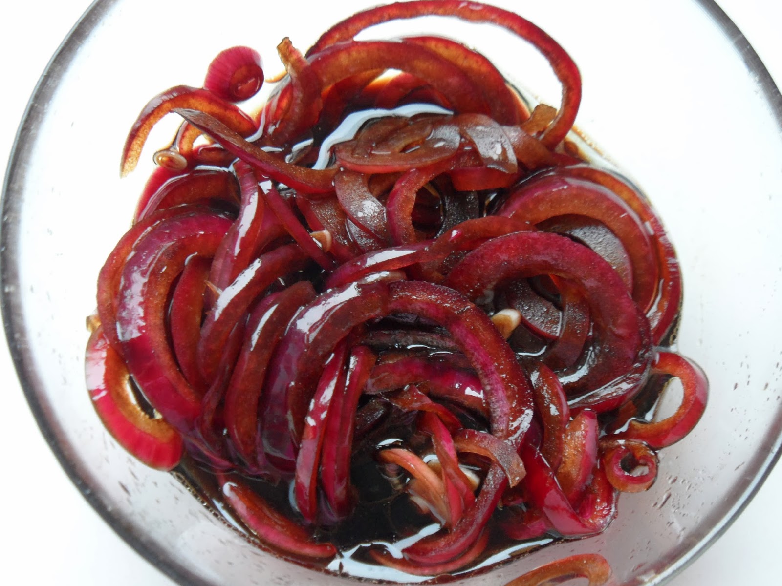 Kemiaa keittiössä: Marinoitu punasipuli