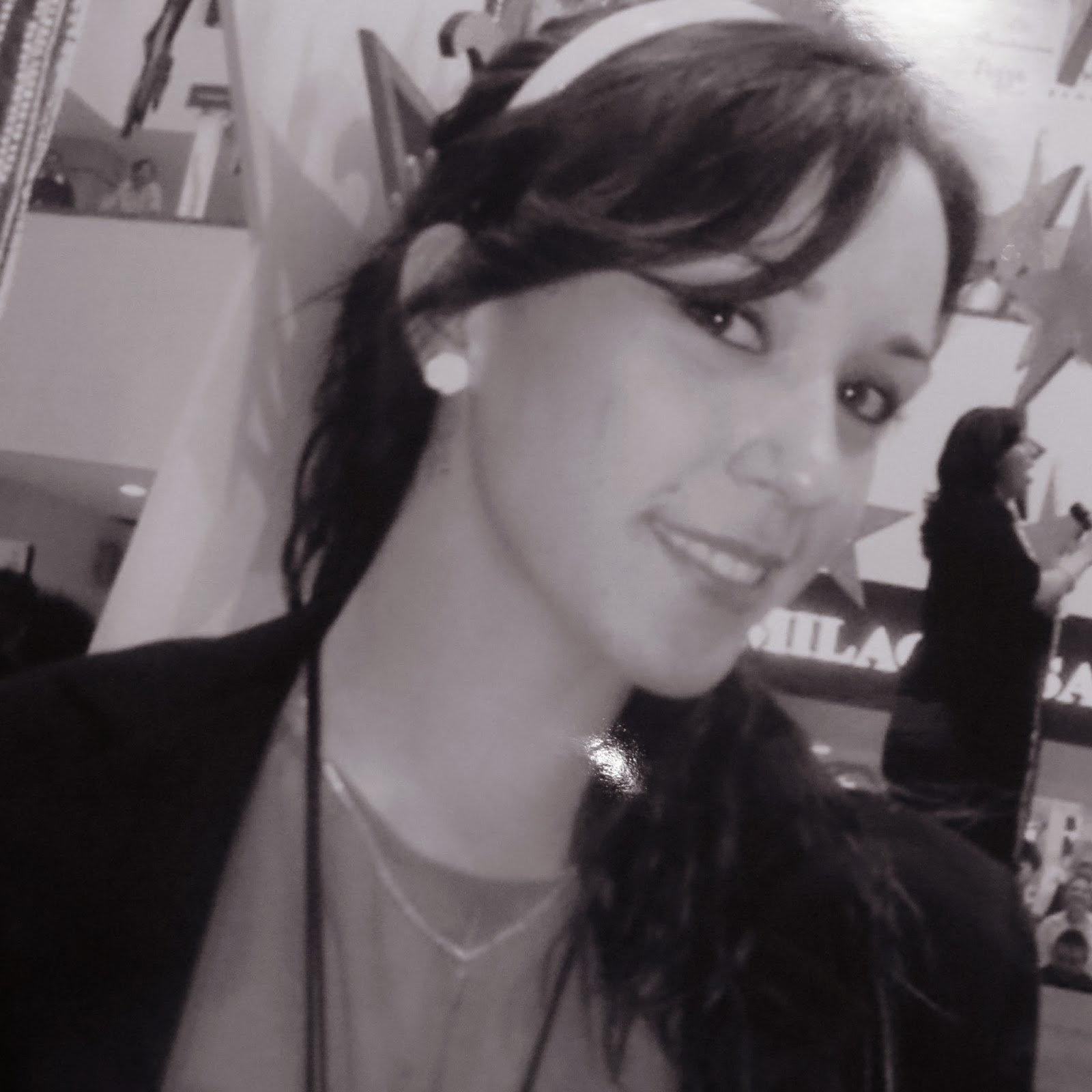 ZONA DE FAMOSOS: ANDREA CASTILLO EN ACTITUD