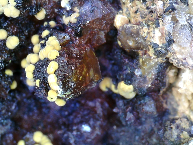 CSMS GEOLOGY POST: LITTLE SPHERES OF MINERALS