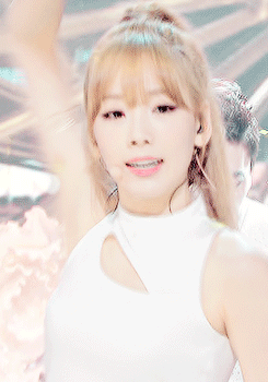 Taeyeon Holler Gif